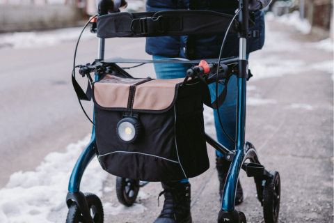 Rollator Lampe kaufen: LED Licht für den Rollator - Sicherheit bei Nacht