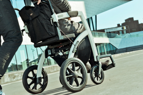 Rollator Rollstuhl: Rollator schnell in Rollstuhl umklappen